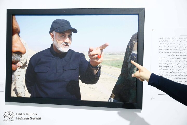 حوزه هنری 📷 نمایشگاه عکسهای کمتر دیده شده سرباز قاسم سلیمانی